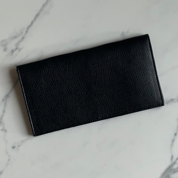 Roots | Accessories | Roots Bifold Travel Wallet New | Poshmark